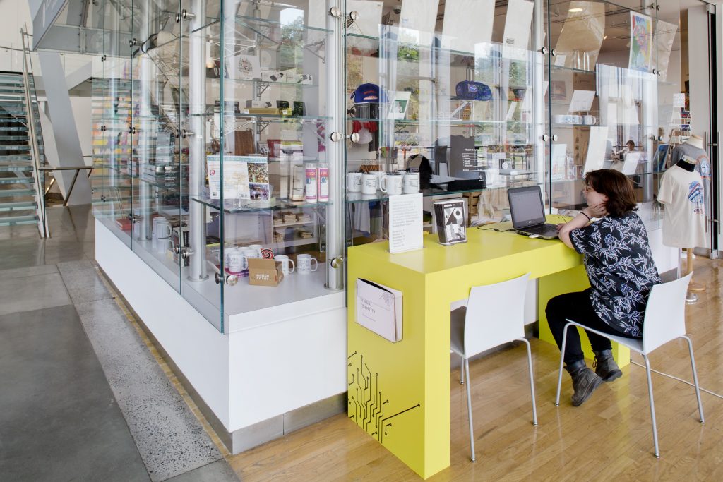 El Paquete Semanal - Julia Weist